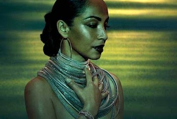 Afrodite e as Horas na Terra densa: Sade Adu, Helen Folasade Adu